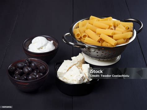 크림 고르 곤 촐라와 올리브 리가 토니에 대 한 재료는 어두운 갈색 보드 설정 0명에 대한 스톡 사진 및 기타 이미지 0명