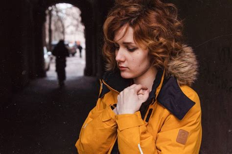 Рыжая девушка в желтом грустит в Питере Canada Goose Jackets Winter