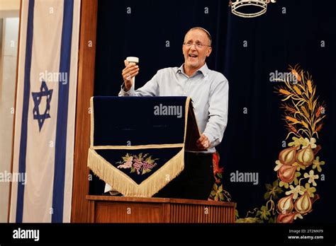 Rabbi Leo Dee Prononce Un Discours à La Synagogue Kinloss à Londres Sa