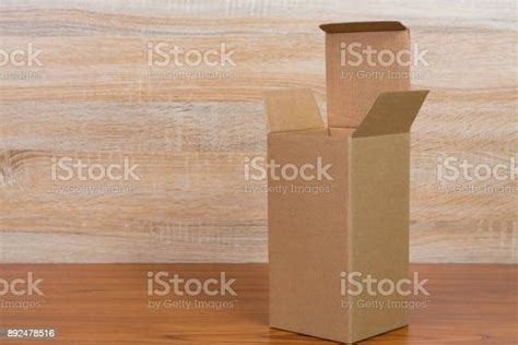 빈 공간을 복사 나무 테이블에 모의 대 한 갈색 골 판지 상자를 열었다 0명에 대한 스톡 사진 및 기타 이미지 0명 갈색