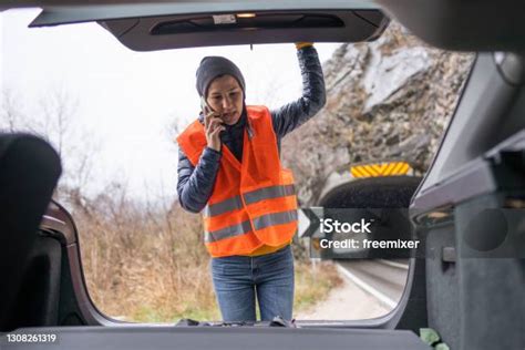 전화로 이야기하는 동안 길가에서 반사 조끼 오프닝 자동차 트렁크를 가진 여성 열기에 대한 스톡 사진 및 기타 이미지 열기 자동차 트렁크 불행 Istock