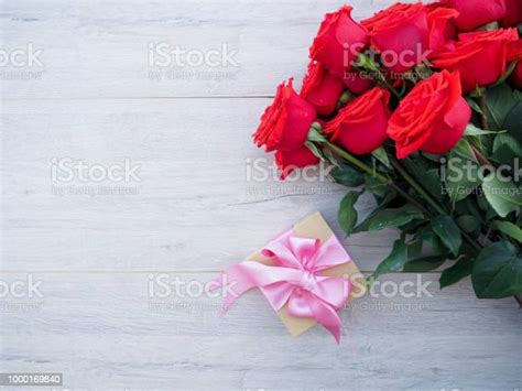 발렌타인 데이 선물 상자 리본 및 활 및 나무에 빨간 장미의 무리의 배경 복사를 위한 공간입니다 개념에 대한 스톡 사진 및 기타 이미지 Istock