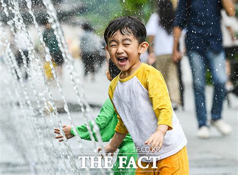 무더위 날리는 도심 속 분수터널 Tf사진관 포토 기사 더팩트