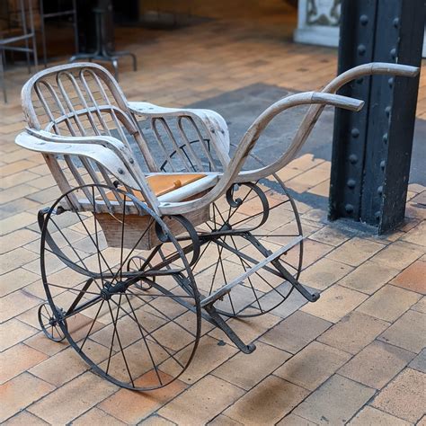 Antique stroller XIX century Matériaux Authentiques