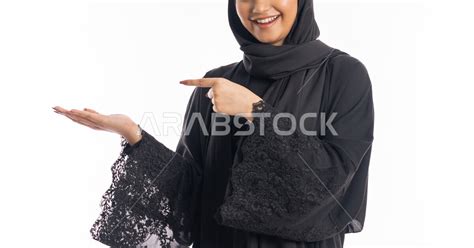 تعابير التأكد وتحديد مكان معين الوقوف باستقامة والاشارة إلى شيء ما