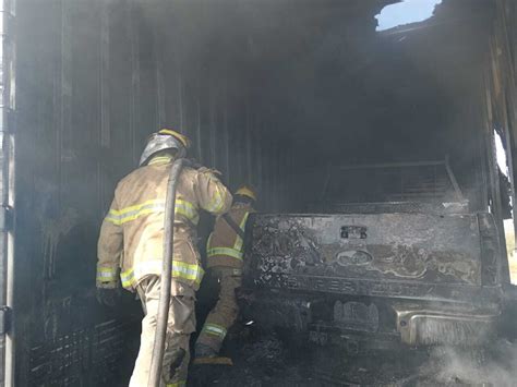 Arde caja de tráiler con dos pick ups que transportaba La Otra Plana