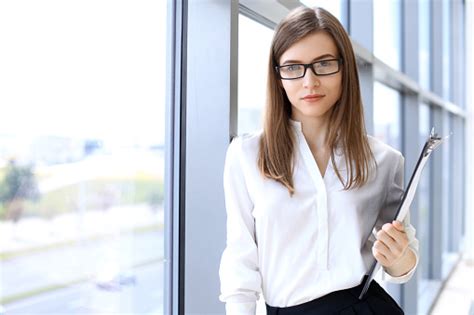 Wanita Bisnis Modern Berdiri Dan Menyimpan Clipboard Di Kantor Foto