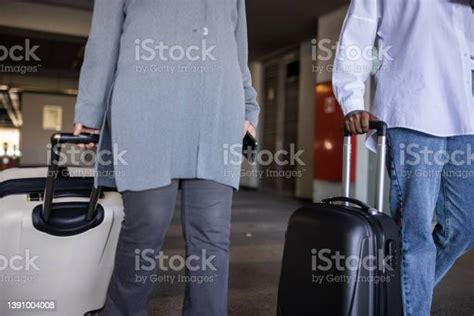 알아볼 수없는 다인종 여성 여행 가방이있는 지하 주차장을 걷고 있습니다 2명에 대한 스톡 사진 및 기타 이미지 2명 30