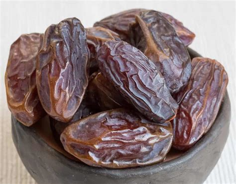 خرما لنگرود؛ سیاه طعم شیرین خونساز حاوی Iron آراد برندینگ