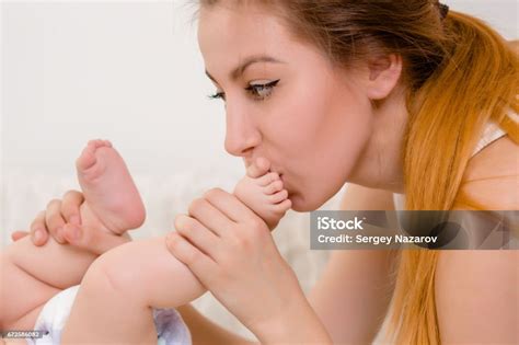 어머니 하 고 하얀 침대에 아이입니다 햇볕이 잘 드는 침실에서 기저귀에 엄마와 아기 소녀 가구에 대한 스톡 사진 및 기타 이미지