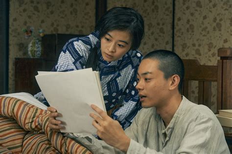 銀河鉄道の父宮沢賢治を演じる菅田将暉のチェロ弾き語り映像公開Bezzy ベジー アーティストをもっと好きになるエンタメメディア