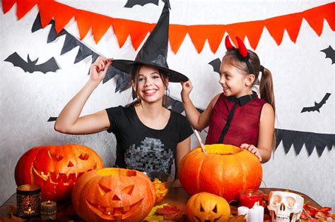 재미 있는 어머니 그리고 딸 집에서 재미 할로윈을 위해 준비 하는 행복 한 가족 사람들은 카니발 의상을 입고입니다 10월에 대한 스톡 사진 및 기타 이미지 Istock