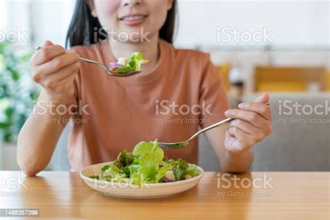 다이어트 아시아 여자는 야채 샐러드를 먹는 것을 즐긴다 몸에 좋은 음식을 선택합니다 건강하고 좋은 체중 감량 먹기에 대한 스톡