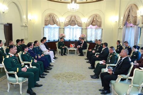 รองนายกรัฐมนตรี รัฐมนตรีว่าการกระทรวงกลาโหม ให้การต้อนรับ พลโท อาวุโส ฮวาง ซวน เจี๋ยน รัฐมนตรี