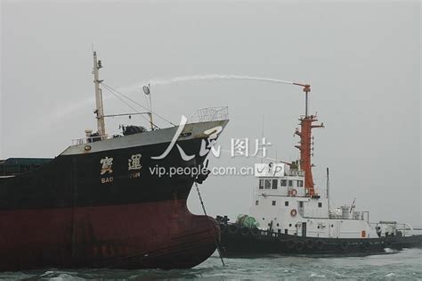 山东日照举行海上搜救与船舶污染应急演习 人民图片网