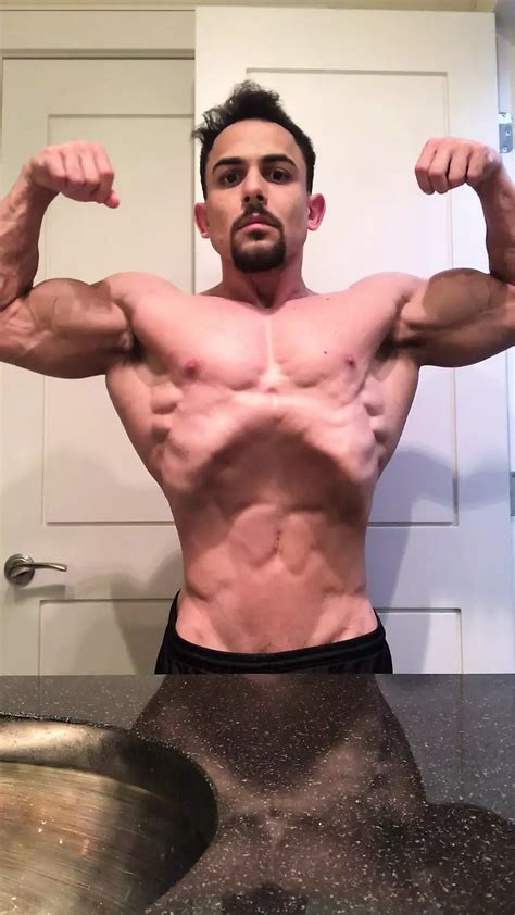 Jacked Fisiculturista Benji Bastian Flexionando Seus Enormes