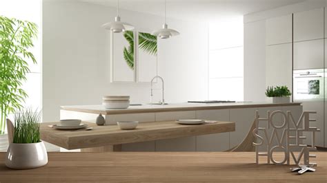 화분에 심은 잔디 식물 집 열쇠 및 3d 편지가있는 나무 테이블 책상 또는 선반은 현대적인 흰색 주방 인테리어 디자인 흐림 배경을 통해 집에 달콤한 집을 만드는 3d 편지