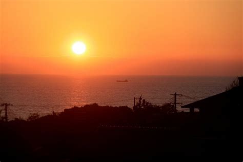 自宅から眺めた夕日 円月島に沈む三日月 南紀白浜で暮らす