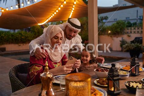 الإستمتاع بالأجواء الرمضانيه مع الأهل، التقاط صورة عائليه تذكاريه