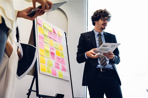 마케팅 코칭의 사업가 리더는 관심있는 비즈니스 사람들을 코칭하여 현대 사무실에서 교육 워크샵 프리젠 테이션을 제공합니다 2명에 대한 스톡 사진 및 기타 이미지 Istock