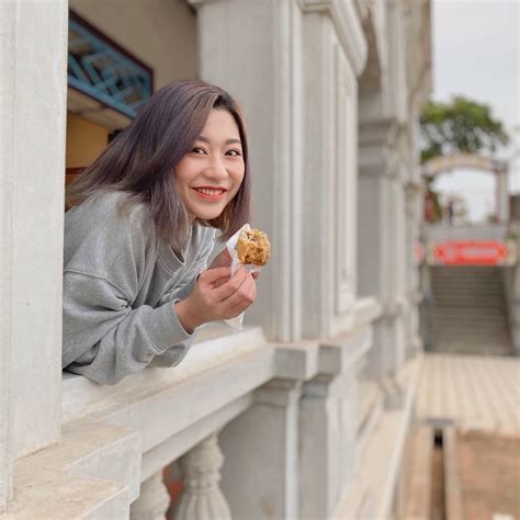 樂遊金門 來金門怎麼可以不嚐嚐在地的蚵嗲~~ 皮薄餡多的蚵嗲搭配清爽的菜料，吃起來又脆又香😋