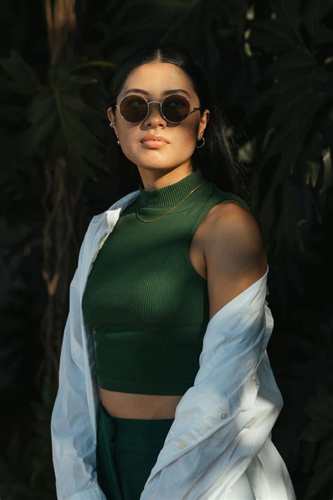 집 밖의 거리 스타일 검은 머리 긴 머리 녹색 복장 대담한 도시 패션 모델 보석 복장 사진 촬영 선글라스 스타일 스타일리시한 시크한 아름다움