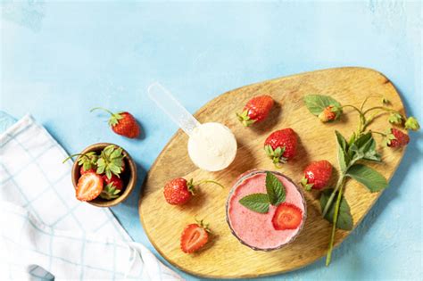 신선한 우유 돌 배경에 나무 판자에 딸기 음료 신선한 딸기와 단백질 쉐이크 위에서 볼 수 있습니다 복사 공간 0명에 대한 스톡 사진 및 기타 이미지 Istock