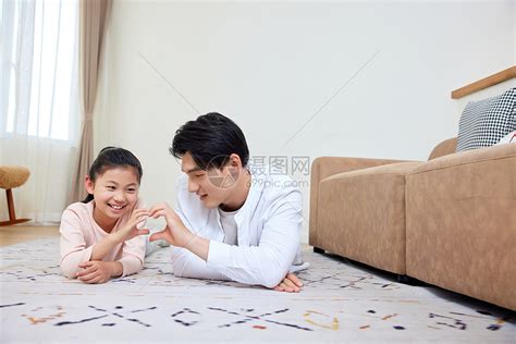 关系亲密的父女形象高清图片下载 正版图片507710544 摄图网