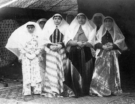 سفر به عصر قاجار؛ زنان حرمسرا در سرخه حصار و ژست رمانتیک دختر شاه عکس روزنامه هفت صبح