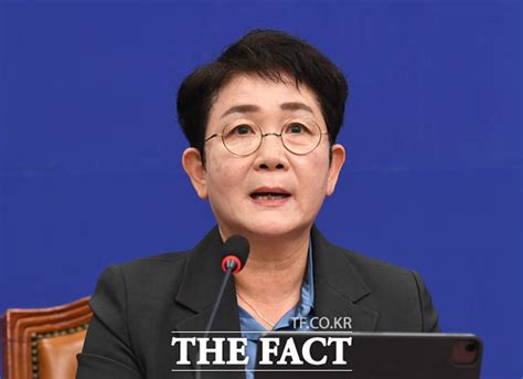 윤석열 대통령 탄핵 언급 영상 지켜보는 이재명 Tf사진관 포토 기사 더팩트