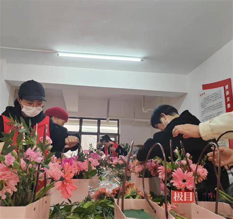 武汉洪山鲁广社区：花香浓郁满驿站，妙手插花展芳华居民活动宿舍
