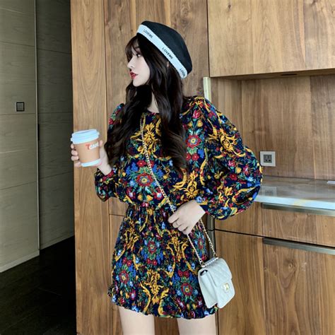 เดรสแขนโคมไฟลายดอกไม้ ทรงเข้ารูป เอวสลิม ชุดเดรสกระโปรงสั้นแขนยาว คอกลม Narak Shop Thaipick