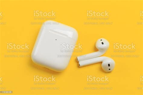 애플 Airpods 무선 블루투스 이어폰 또는 헤드폰 및 저장 및 충전을위한 흰색 상자 아이폰 아이 패드 또는 맥과 함께 사용