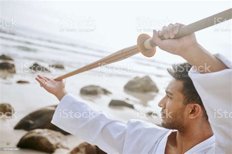 해변에서 나무 카타나와 가라데 연습 젊은 무술 가의 샷 20 29세에 대한 스톡 사진 및 기타 이미지 20 29세 30