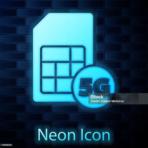 벽돌 벽 배경에 고립 된 빛나는 네온 5g 심 카드 아이콘 모바일 및 무선 통신 기술 네트워크 칩 전자 연결 벡터 0명에 대한