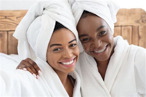 Mujeres Africanas Guapas Teniendo Damas En Casa Foto De Archivo