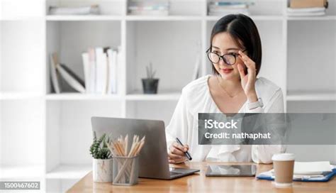 현대 사무실에서 노트북을 들고 일하는 아시아의 젊은 사업가 경영자에 대한 스톡 사진 및 기타 이미지 경영자 귀여운 노트북 Istock