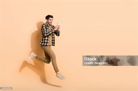 흥분한 남자의 전체 크기 프로필 측면 사진 점프 위로 실행 검색 Eshop 할인 장치 절연 파스텔 색상 배경 25 29세에 대한 스톡 사진 및 기타 이미지 Istock