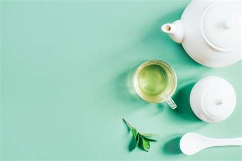 녹색 배경에 차를 곁들인 차 기구 주전자 설탕 그릇 컵 세트의 최고 전망 0명에 대한 스톡 사진 및 기타 이미지 0명 개념