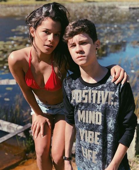 Casal apaixonado perto da água