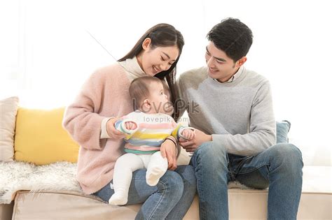 엄마와 아빠가 아기와 상호 작용 사진 무료 다운로드 Lovepik