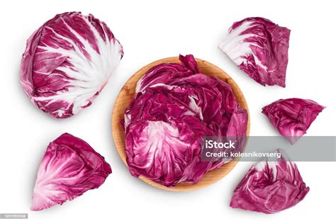 흰색 배경에 고립 된 나무 그릇에 신선한 빨간 라디키오 샐러드는 클리핑 경로와 전체 깊이의 필드 맨 위 보기입니다 플랫 레이 0명에 대한 스톡 사진 및 기타 이미지 Istock