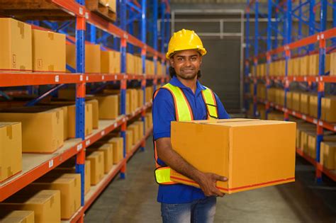 창고 기계 및 물류 개념에서 헬멧 리프팅 골판지 상자를 착용하는 젊은 혼합 인종 남성 노동자 20 24세에 대한 스톡 사진 및 기타 이미지 Istock