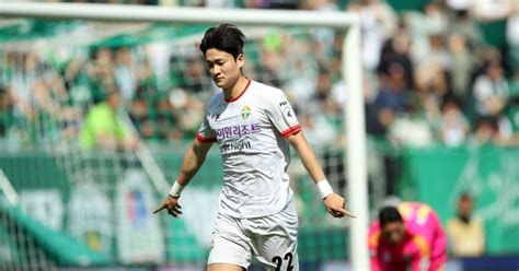 옛 은사 윤정환 감독 만나 훨훨 나는 강원 이상헌 득점왕 정조준 감독님 말대로 10골 이상은 넣을게요”
