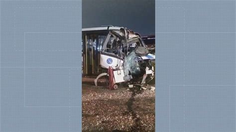 Batida entre ônibus e micro ônibus deixa 32 feridos na Dutra em