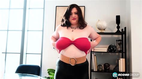 Nikki Busty Strip Play