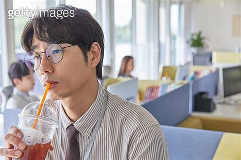 화이트칼라 전문직 사무실 근로시간 주제 커피브레이크 피로 물체묘사 번아웃증후군 스트레스 이미지 Jv12639804 게티이미지뱅크