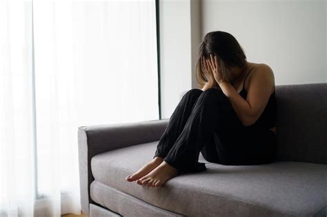 Una Mujer Triste Pensando En Problemas Sentada En Un Sofá Una Chica