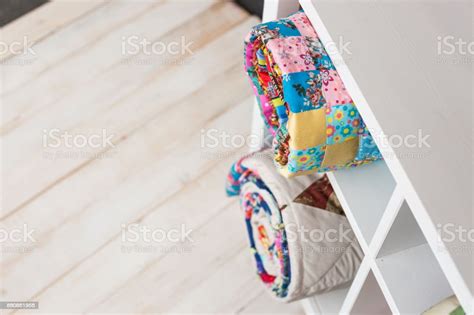 패치워크 바느질 패션 개념2 다채로운 누비이 불 담요 화이트 선반에서 완제품 최고 보기의 창 고에 스튜디오 흰색 바닥에 몇 가지