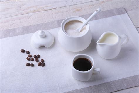 뜨거운 커피에 스 프레소 커피 콩 우유의 용기와 흰색 배경 복사 공간에 설탕 그릇의 컵 커피 개념입니다 0명에 대한 스톡 사진 및 기타 이미지 Istock